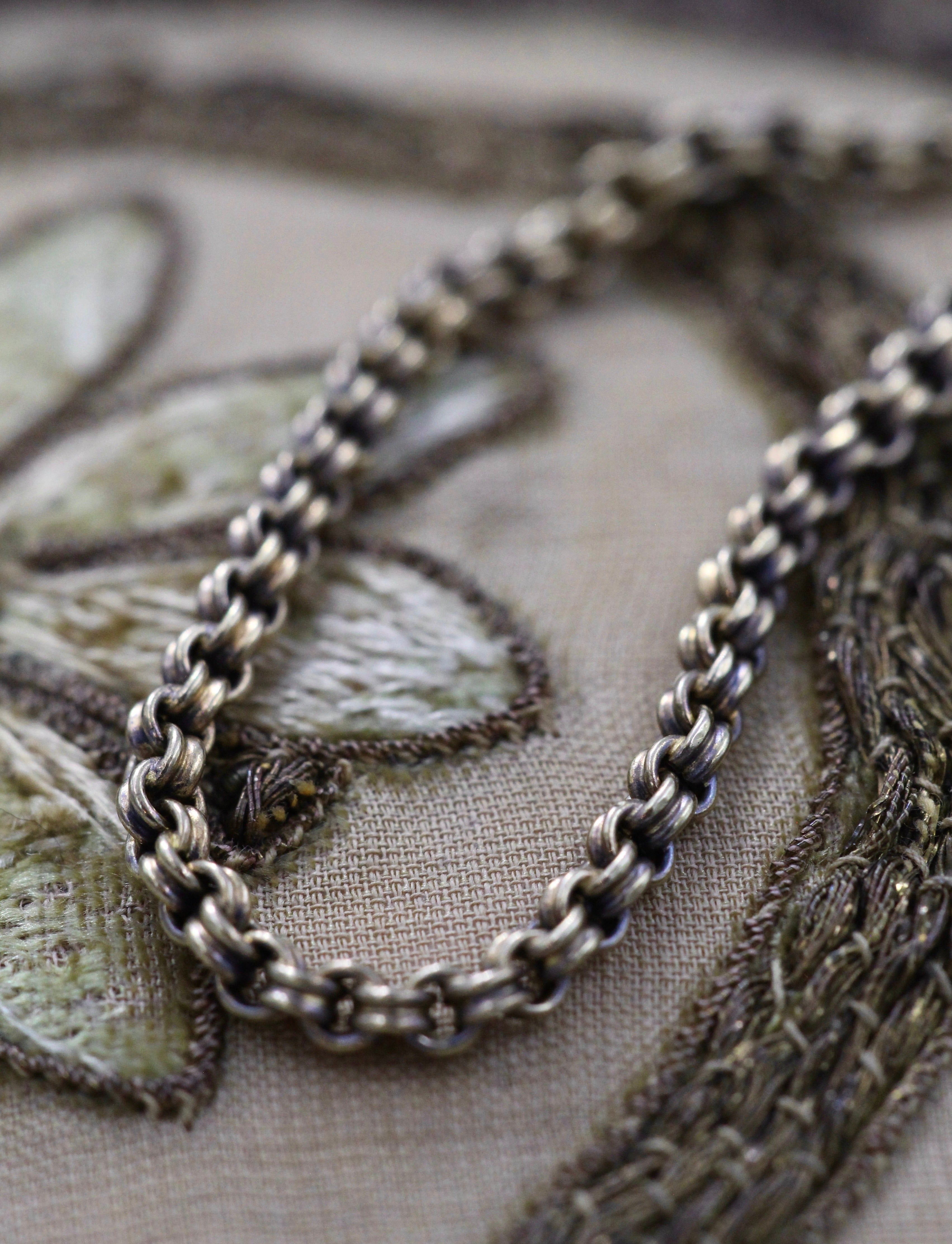 A very fine 15 carat (tested) Yellow Gold, double linked Chain, with ...